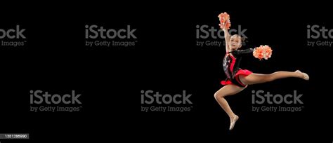 아름다운 소녀의 전체 길이 초상화 치어 리더 훈련 검은 배경 위에 고립 된 점프의 움직임을 만들기 전단 8 9 살에 대한 스톡 사진 및 기타 이미지 Istock
