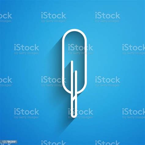 파란색 배경에 격리 된 흰색 선 깃털 펜 아이콘입니다 긴 그림자 벡터 일러스트레이션 고대의에 대한 스톡 벡터 아트 및 기타 이미지 고대의 골동품 교육 Istock