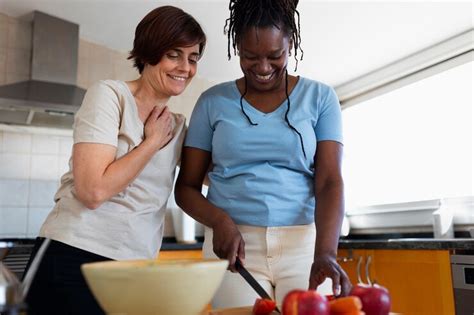 Free Photo Front View Lesbian Couple Cooking Together