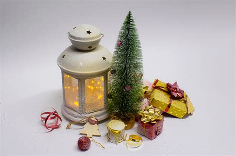 크리스마스와 새해 구성 크리스마스 트리와 장식 선물과 흰색 배경에 밝은 활 축제 빛나는 램프 12월에 대한 스톡 사진 및 기타 이미지 Istock