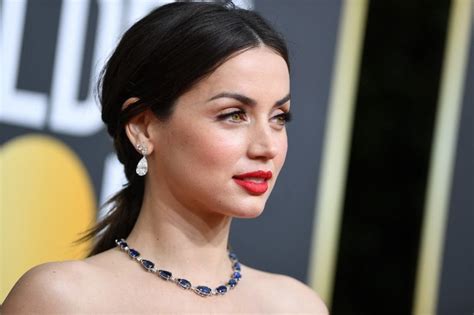 مكياج آنا دي أرماس بطلة فيلم Blonde مجلة هي