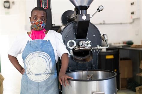 커피 로스팅 머신 옆에 서 마스크를 쓰고 있는 아프리카 여성 30 34세에 대한 스톡 사진 및 기타 이미지 30 34세