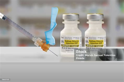 주사 Usp에 대한 박테리오정성 나트륨 염화나트륨은 약물 및 약물을 희석하거나 용해하기 위해 반복된 인출이 이루어질 수 있는 멸균 다용량 유리병입니다 0명에 대한 스톡 사진