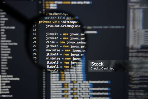 실제 자바 코드 개발 화면입니다 프로그래밍 워크플로 추상 알고리즘 개념입니다 돋보기 렌즈 아래 보이는 자바 코드의 라인입니다 Java 프로그래밍 언어에 대한 스톡 사진 및