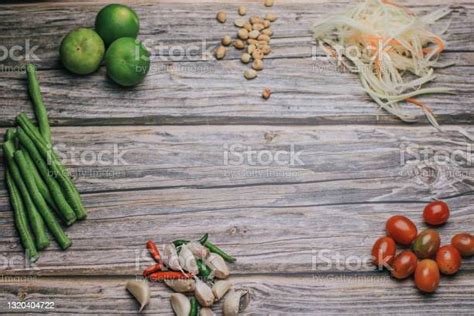 나무 테이블 배경에 파파야 샐러드 재료 뜨겁고 매운 맛의 유명한 태국 길거리 음식 요리 건강한 생활방식에 대한 스톡 사진 및