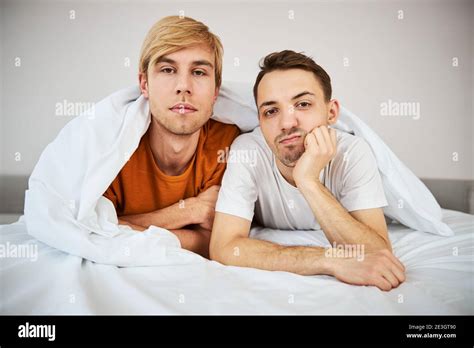 Jeune Couple Homosexuel Lit Banque De Photographies Et Dimages Haute R Solution Alamy