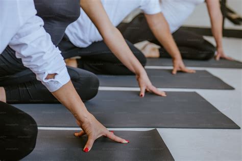 요가를 연습하는 젊은이들의 클로즈업 성인을위한 요가 그룹 수업 사진 Unsplash의 우크라이나 이미지