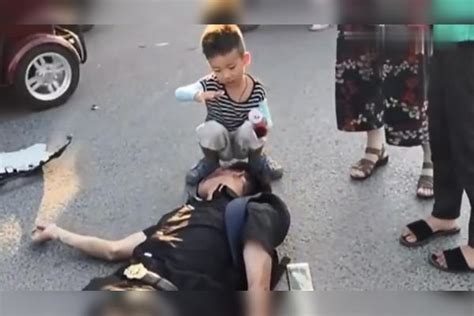 7岁男孩在车流中，用身体为他挡阳光