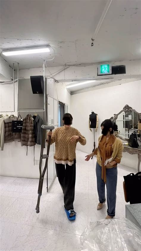 울산 어바웃제이 Since 2007 왼쪽 다리 골절상을 입으시고도 목발 투혼을 하시며 참새 방앗간 들리 듯 겨울 신상 보러