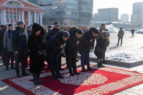 Д Сүхбаатарын хөшөөнд цэцэг өргөж хүндэтгэл үзүүлэв