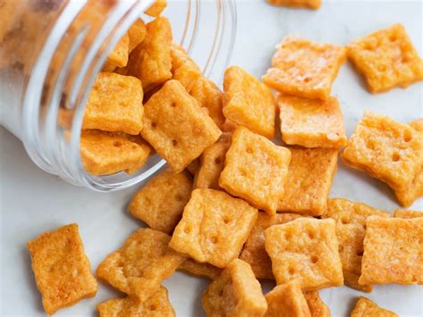 ۲ مدل طرز تهیه کراکر پنیری خوشمزه و مقوی به روش بازاری مجله کوروش