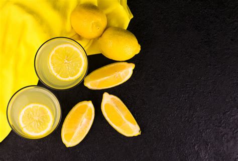 레몬 검은 배경과 상쾌한 레모네이드 공간을 복사합니다 플랫 레이 0명에 대한 스톡 사진 및 기타 이미지 0명 건강한 생활방식 검은색 Istock