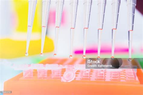 과학 8 샤넬와 플라스틱 실험실 테스트 튜브에 Dna 샘플의 삭제 합니다 과학 및 의료 배경 및 실험실 용품 건강관리와 의술에 대한 스톡 사진 및 기타 이미지 Istock