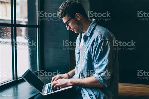코 카 서 스 남성 프리랜서 카페테리아 창 근처 앉아 현대 노트북 응용 프로그램에 새로운 기사를 입력 젊은 남자 블로거 무선 인터넷 검색 및 소셜 네트워크에서 프로필