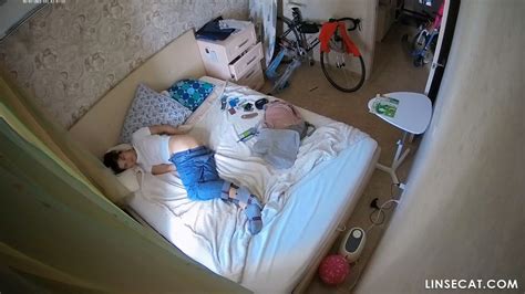 해킹된 가정 감시 카메라 우크라이나 부부는 어느 날 오후에 세 번 성관계를 가졌습니다 매우 강렬했고 소녀들은 큰 소리로