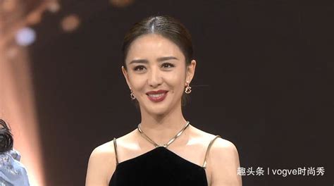 微博之夜四位女神同台佟丽娅刘亦菲笑容灿烂杨颖和杨幂似姐妹 杨颖 女神 佟丽娅 新浪新闻