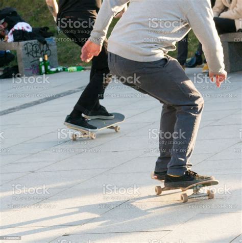 스케이트 보더 거리에 자신의 스케이트 보드와 함께 점프 거리에 대한 스톡 사진 및 기타 이미지 거리 남자 도로 Istock