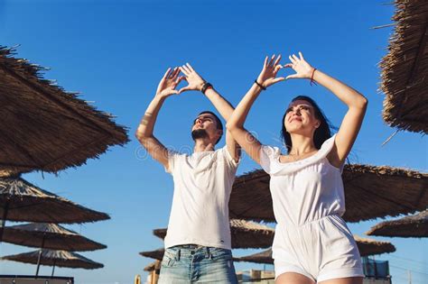 Junges Paar In Der Liebe Stellt Finger Von Den Herzen Auf Dem Strand