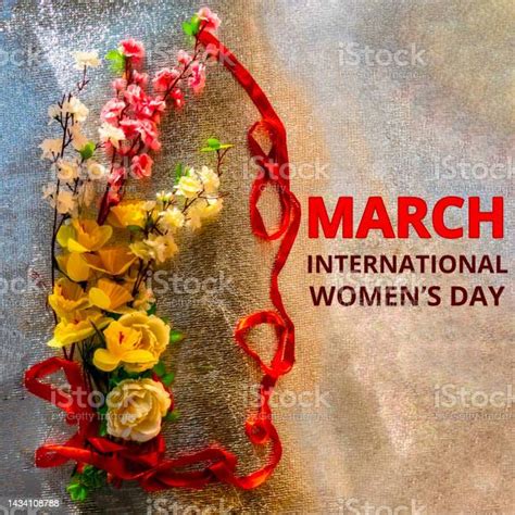 그림 8 세계 여성의 날 축하를 위한 리본과 인공 꽃으로 만든 은색 배경에 텍스트 공간이 있는 그림 8 3월에 대한 스톡 사진 및 기타 이미지 Istock