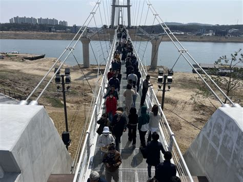 여주 남한강 출렁다리 임시개통 첫 주말 전국 관광객 2만명 ‘인산인해