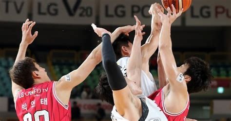 승리를 향해 함께 몸을 날려라