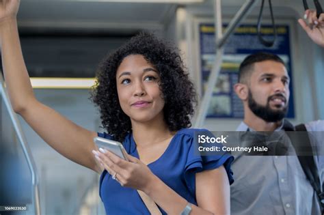 젊은 성인 아프리카와 히스패닉 여성 대 중 교통을 타고 하는 동안 스마트 폰 보유 기차에 대한 스톡 사진 및 기타 이미지