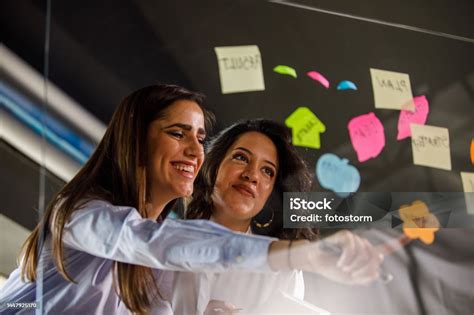 유리 벽에 붙인 스티커 메모에 키워드를 분석하는 두 명의 사업가 25 29세에 대한 스톡 사진 및 기타 이미지 25 29세 2명 가리키기 Istock