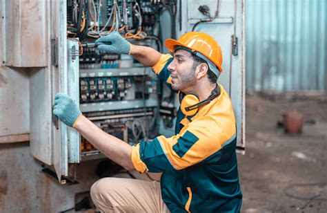 전기 기술자는 배선 극성 접지 전압을 테스트하고 클램프 미터 드라이버 및 커터가 포함된 수공구를 사용하여 전기 유지 관리를