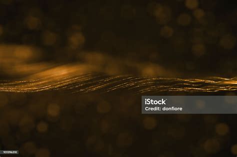 추상적인 3d 렌더링 프레임 디지털 반짝이 골드 배경 새로운 기술에 흐르는 물결 모양 황금 입자 불꽃 0명에 대한 스톡 사진 및 기타 이미지 Istock