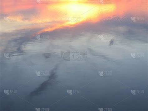 阳光反射在水面上
