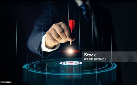 사업 전략과 미래의 지속 가능한 사업 금융 행동 계획의 개념 창의적이고 비즈니스 목표 목표와 성공 및 비즈니스 목표 개념을 설정하기 위해 목표 보드를 들고 있습니다 개념에