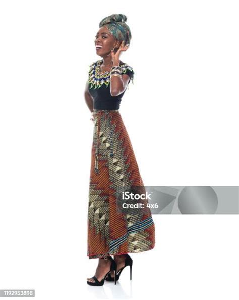 2029세 아프리카 인종 아프리카계 민족 여성 착용 머리 스카프 드레스 전통 의류 미소 행복 쾌활 듣기의 전체 길이 측면 보기 20 29세에 대한 스톡 사진 및 기타 이미지