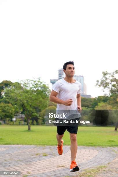 공원에서 조깅하는 젊은 잘 생긴 히스패닉 남자의 전신 샷 남자에 대한 스톡 사진 및 기타 이미지 남자 달리기 조깅