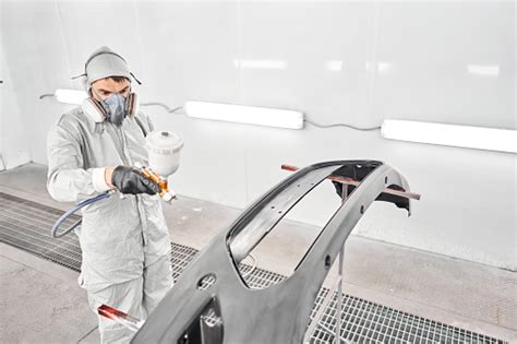 특수 페인팅 챔버에서 차의 일부를 페인팅하는 작업자는 의상과 보호 장비를 착용합니다 자동차 주유소 강철에 대한 스톡 사진 및 기타 이미지 Istock