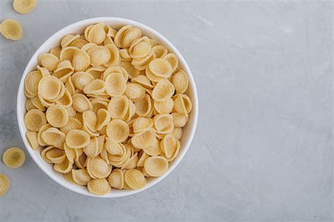 오레키에트 파스타 회색 돌 배경에 그릇에 건조 조리되지 않은 Orecchiette 이탈리아 파스타 건강한 식생활에 대한 스톡 사진 및 기타 이미지 Istock