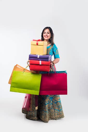쇼핑 백과 선물 상자를 가진 인도 소녀 흰색 배경 위에 고립 된 서 가방에 대한 스톡 사진 및 기타 이미지 가방 고객 구매 Istock