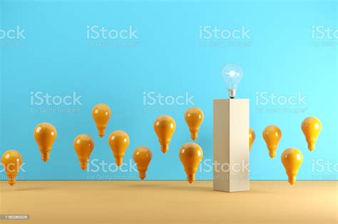 전구는 바닥에 떠있는 주황색 전구로 둘러싸인 받침대 꼭대기에 서 있습니다 크리에이티브 아이디어 컨셉 3d 렌더링 3차원 형태에 대한 스톡 사진 및 기타 이미지 Istock
