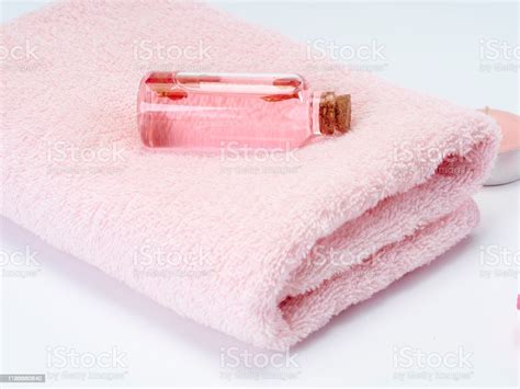 흰색 테이블에 장미에서 추출 한 오일의 스파 세트 텍스트를 위한 공간 건강관리와 의술에 대한 스톡 사진 및 기타 이미지 건강관리와 의술 건강한 생활방식 고급 호텔