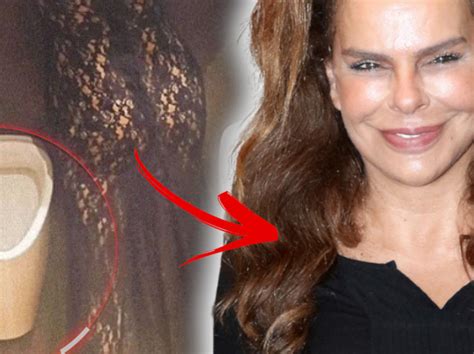 Srna Lango U Providnoj čipki Uslikana U MuŠkom Toaletu