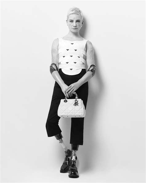 Фехтовальщица с протезами рук снялась в новом кампейне Dior Мадонна Мур Дзен