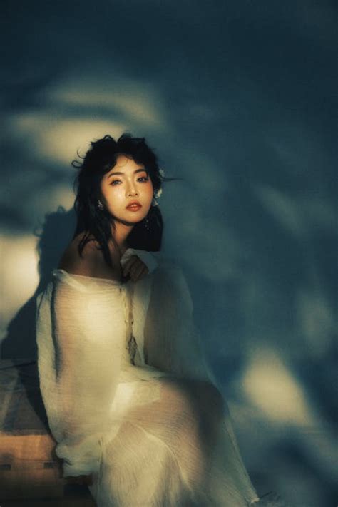 밝은 그림자 속의 여성의 몽환적인 초상화 · 무료 스톡 사진