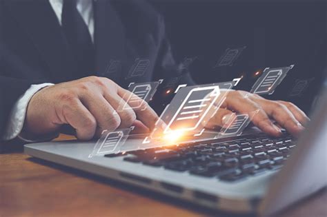 문서 아이콘과 노트북 컴퓨터 온라인 문서 데이터베이스 및 문서 관리 시스템 개념에 입력과 손 파일을 효율적으로 관리하기 위한