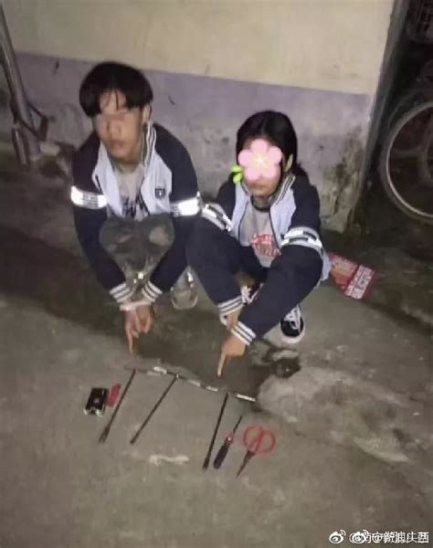 现实版“偷电车养你”？南宁一对情侣偷电瓶被抓，被抓时还穿着校服？！ 搜狐大视野 搜狐新闻