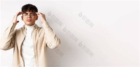 图像年轻的男人眼镜头疼触碰头寺庙皱着眉头图片 包图网企业站