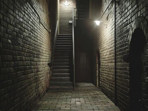 Un Callejón De Ladrillo Oscuro Y Estrecho Con Escaleras Que Conducen A