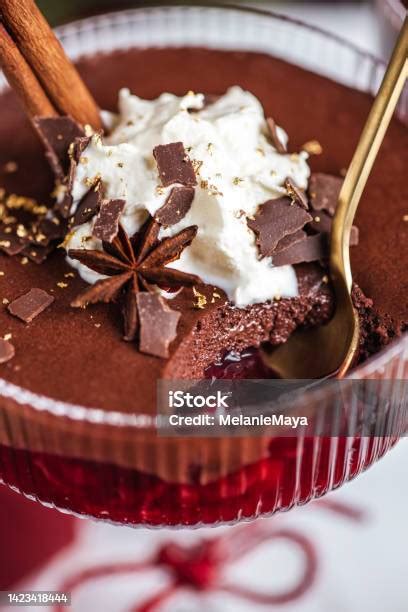 초콜릿 크림 크리스마스 디저트 무스 오 초콜랏 크리스마스 장식과 축제 나무 테이블에 체리 설탕에 절인 과일 0명에 대한 스톡 사진 및 기타 이미지 Istock
