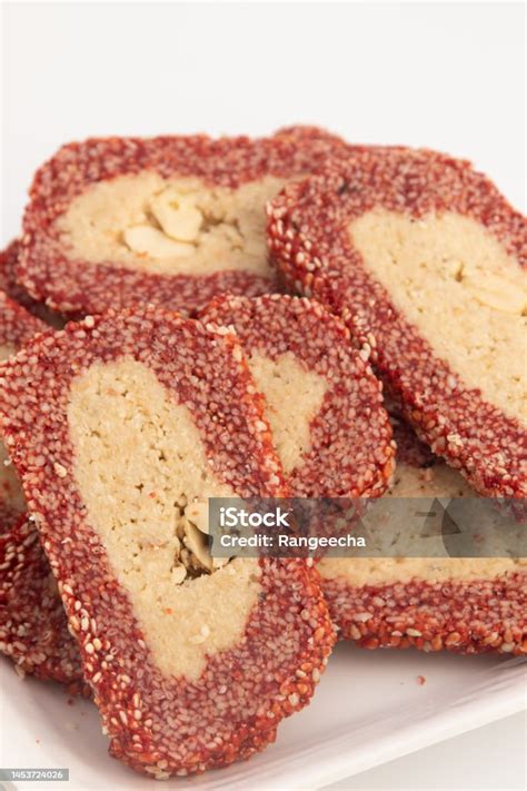 인도 겨울 디저트 건조 과일 카주 안지어 가작 부르피 가작 바르피 또는 캐슈넛 아몬드 구운 세샘 씨앗 틸굴 뭉팔리 땅콩 재거리로