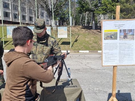 БТА Военното формирование в Плевен отвори врати за посетители по повод 20 ата годишнина от