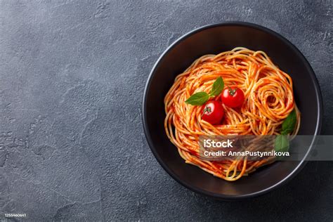 파스타 블랙 볼에 토마토 소스를 곁들인 스파게티 회색 배경 공간을 복사합니다 맨 위 보기입니다 파스타에 대한 스톡 사진 및 기타 이미지 Istock