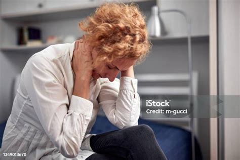 두통 목 통증 숙취 집에서 침대에 앉아 정신 및 우울증 문제가있는 여성 가정 생활에 대한 스톡 사진 및 기타 이미지 가정 생활 가정의 방 감기와 독감 Istock